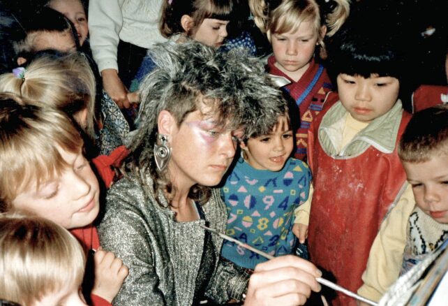 The alien Zerena learns to paint with the help of the children - Living ...