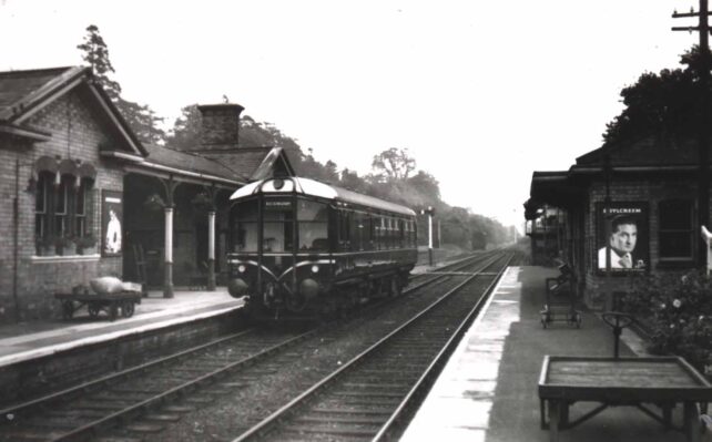 The new Olive Green Railcar at Buckingham 1956 - Living Archive